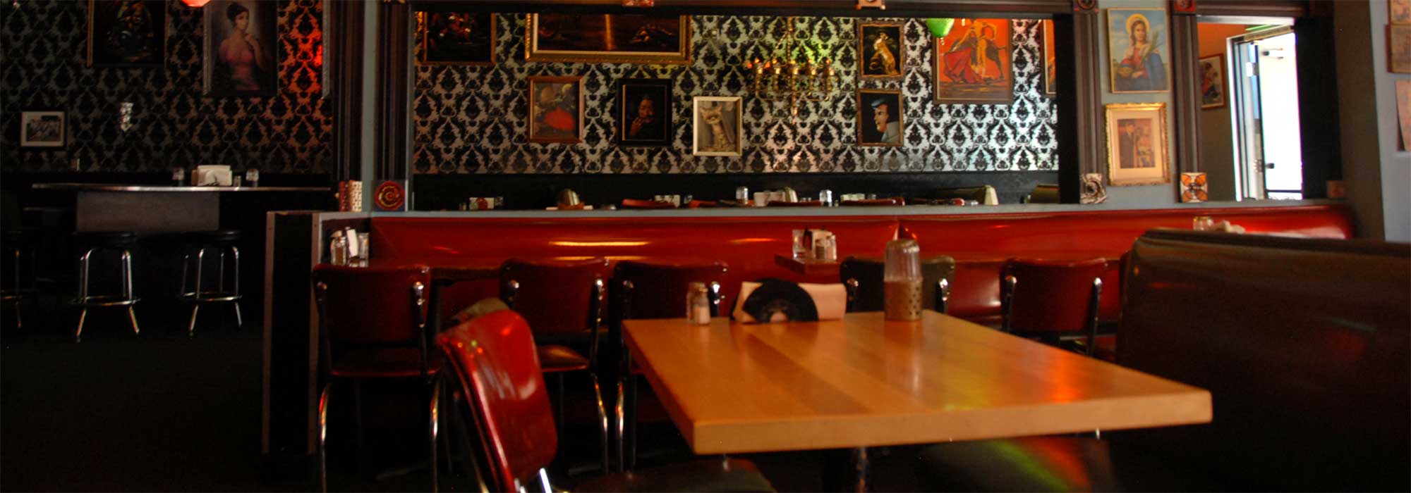 Dots Cafe Portland – Portland's Premier Bar and Restaurant